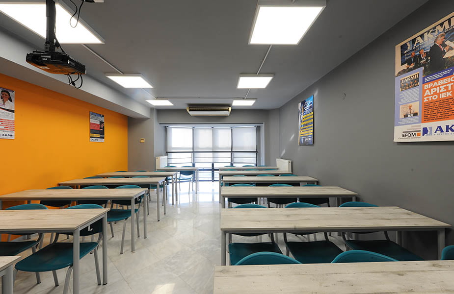 Σπούδασε Ναυτιλιακά στο ΙΕΚ ΑΚΜΗ® & Δούλεψε στον Κλάδο της Ναυτιλίας.