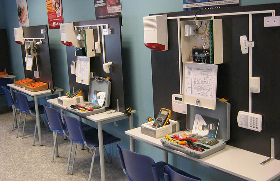 Σπούδασε στη Σχολή Ηλεκτρολόγων του ΙΕΚ ΑΚΜΗ®.