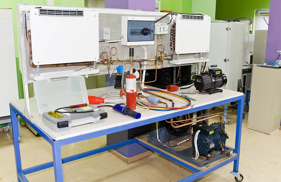 Σπούδασε στη Σχολή Ψυκτικών του ΙΕΚ ΑΚΜΗ®.