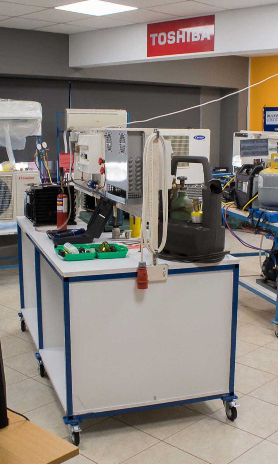 Σπούδασε στη Σχολή Ψυκτικών του ΙΕΚ ΑΚΜΗ®.